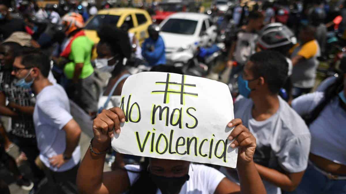 Decenas De Personas Protestan En Buenaventura Contra La Violencia